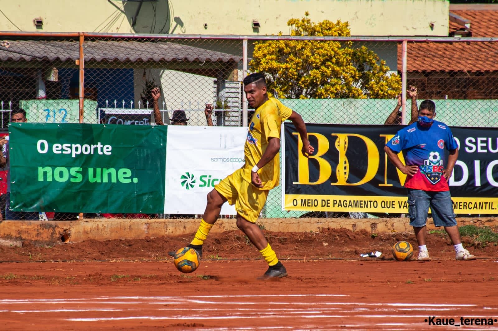 Cinco jogadores, dos quais, dois não estarão mais em campo, disputam a ...
